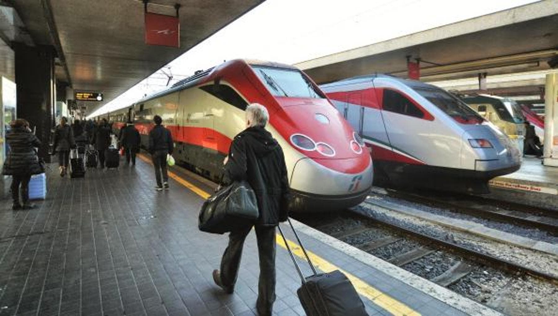 Treni, ritardi e disagi sulla linea adriatica: persone sui binari e ...