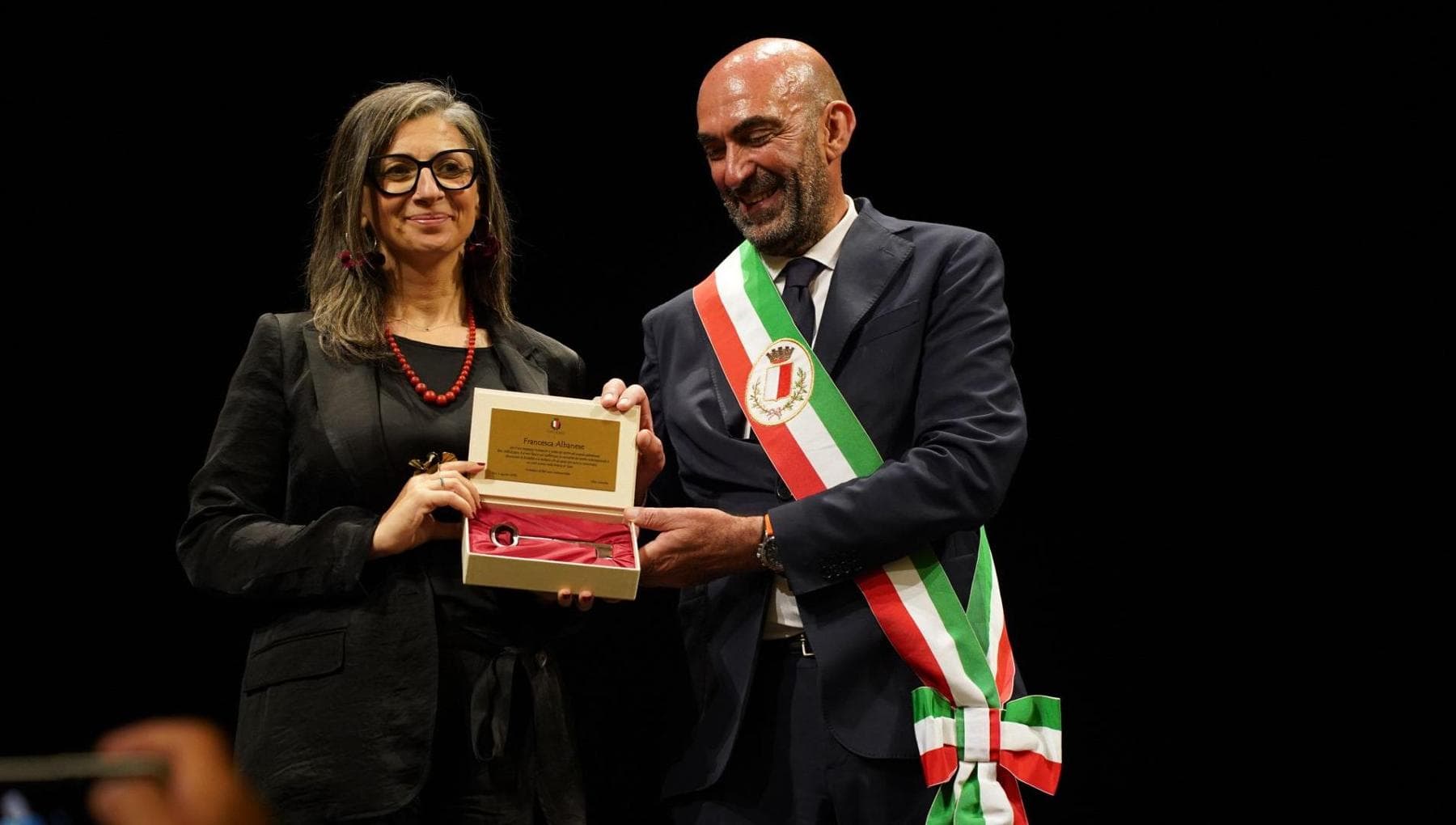 A Francesca Albanese le chiavi della città di Bari: polemiche e ...