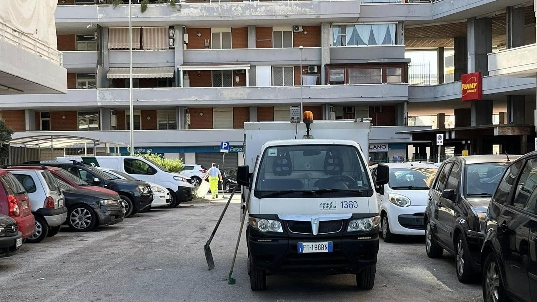 Al via bonifica del parcheggio di via Brigata Regina: "Auto abbandonate ...