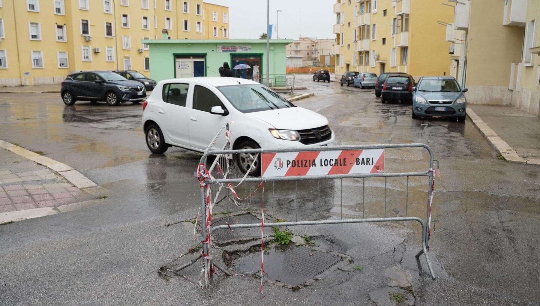 Le transenne perenni sparse in tutta Bari: “Icone dell’incuria” - la ...