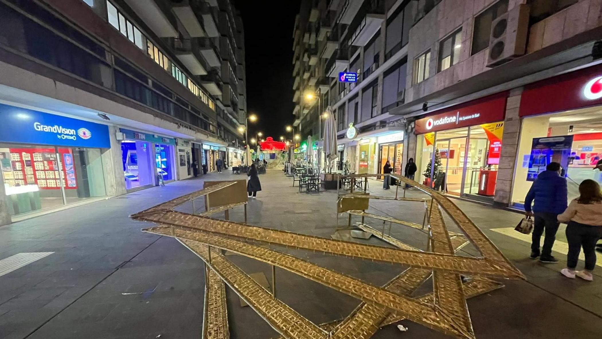 Bari, paura in via Sparano: crolla decorazione luminosa a forma di ...