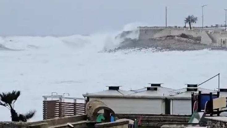 Il ciclone Harry sfiora il Salento: le mareggiate arrivano in strada ...