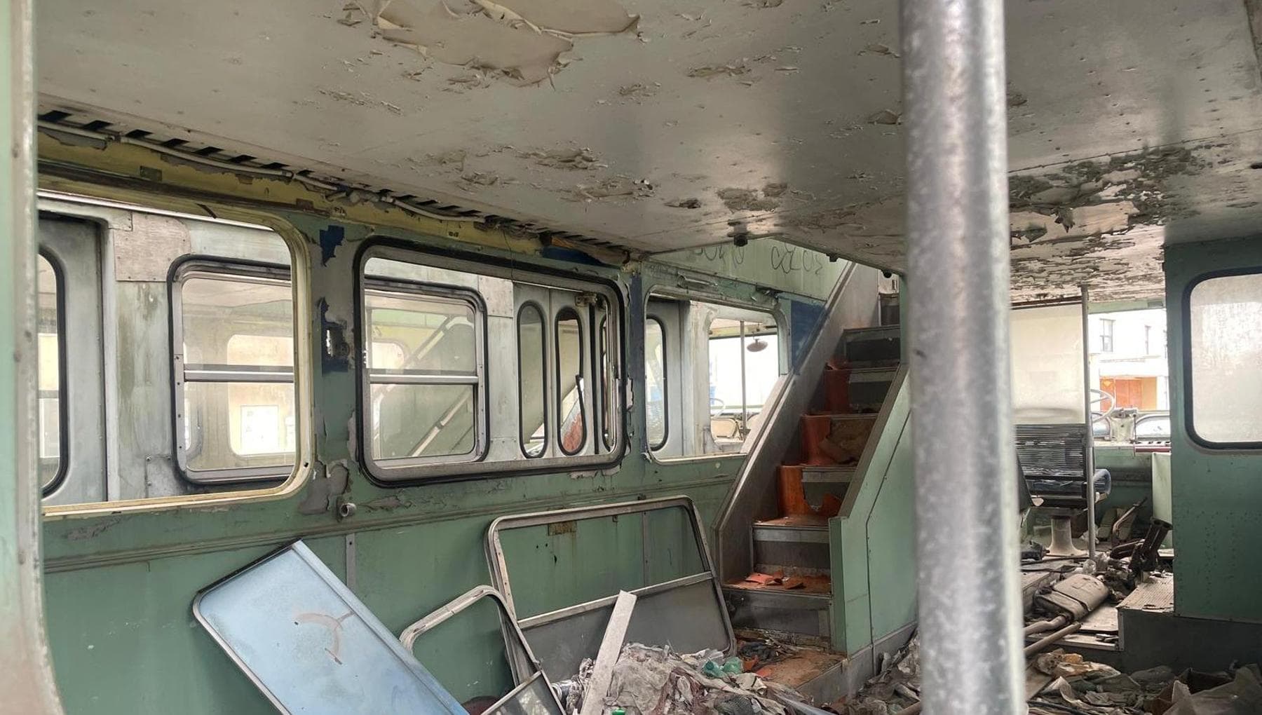 Viaggio nell’arena della Vittoria a Bari fra bus dismessi e detriti ...