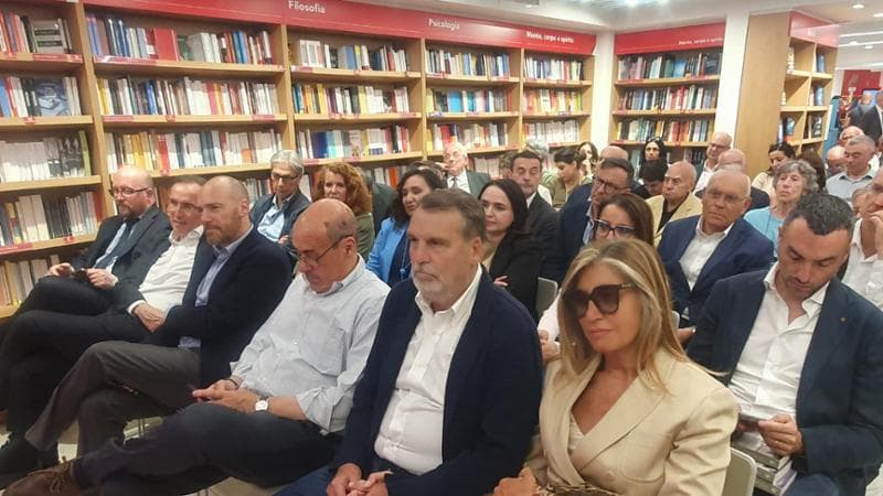 Emiliano presenta il libro a Roma. Tanti vip, da D’Alema a Tardelli ...