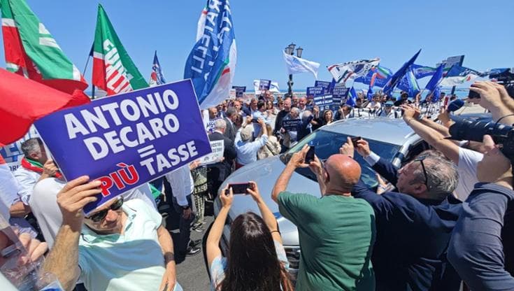 Bari, protesta sotto la Regione contro l’aumento dell’Irpef. Decaro ...