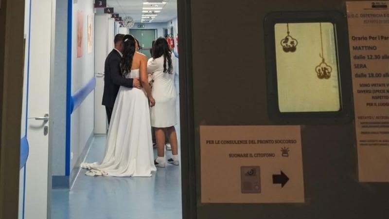 In abito da sposa in corsia per conoscere figlio della testimone: è ...
