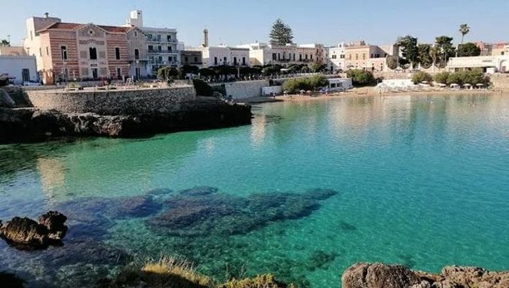 Santa Maria al Bagno, turista tedesco si tuffa dagli scogli ma il ...