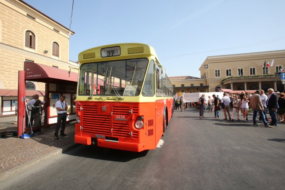 Due agosto, il bus 37, simbolo della strage, torna in stazione - la ...