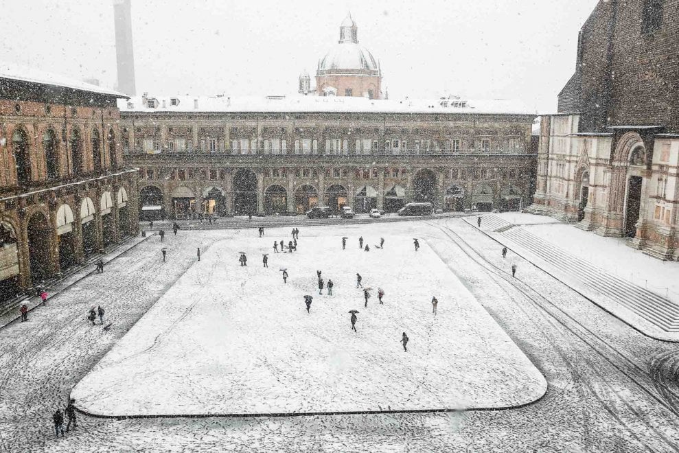 Maltempo, Bologna imbiancata dalla neve: scenari da sogno, e disagi per ...