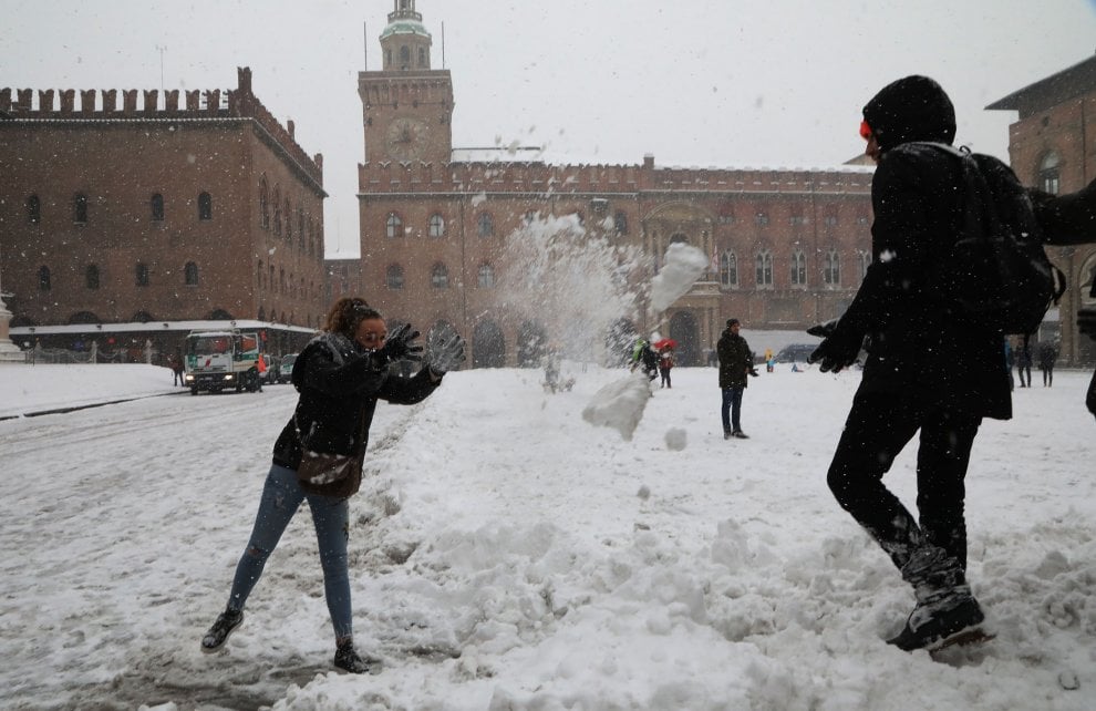 Bologna, tutti a fare palle di neve in piazza Maggiore - la Repubblica