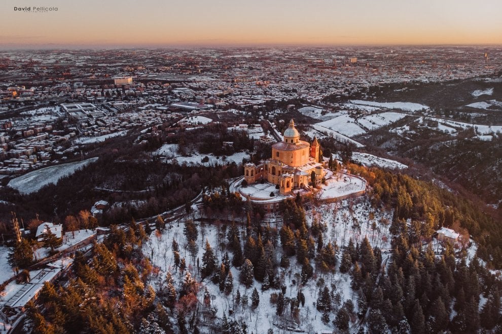 Bologna, la neve, San Luca: lo scatto dall'alto che emoziona - la ...