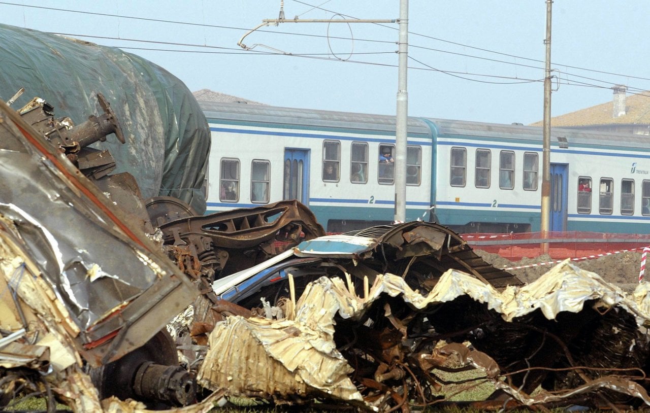 Strage di Crevalcore, 16 anni fa l'incidente ferroviario che fece 17 ...