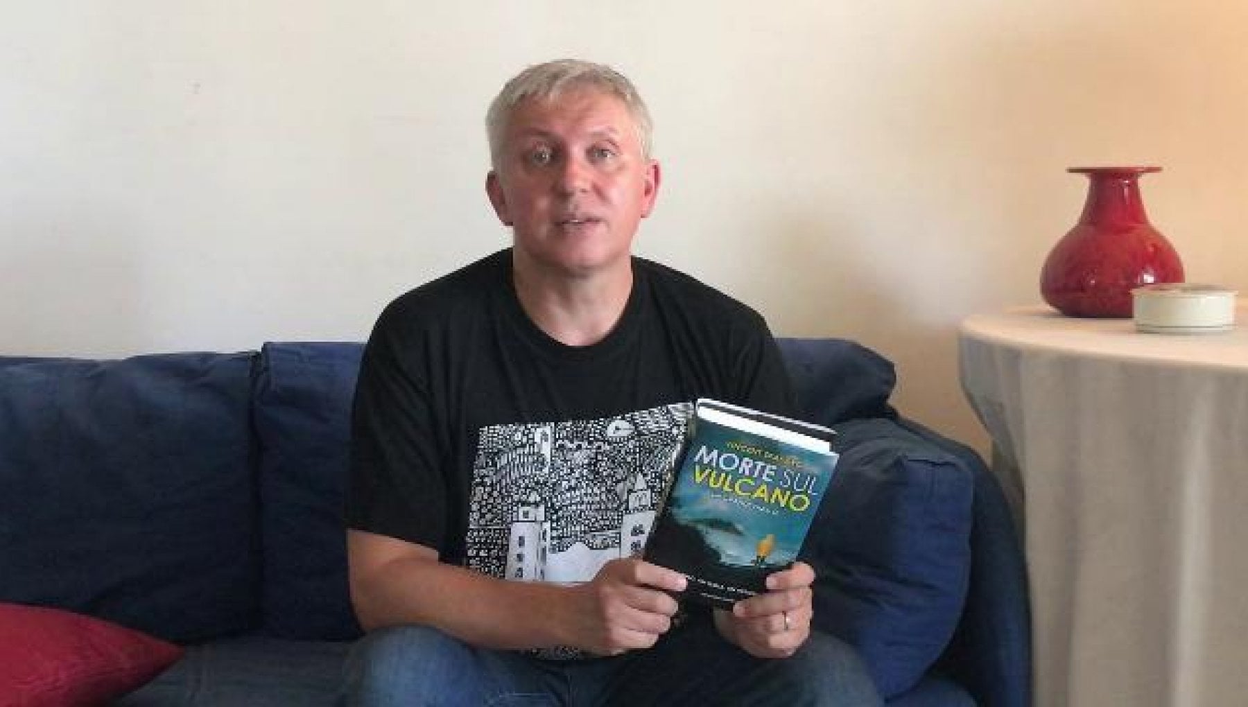 Libri, la videorubrica Facciamo storie: "Morte sul vulcano" di Vincent ...