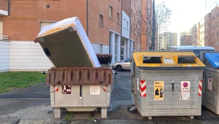 Bologna, un divano nel bidone dell'organico sotto casa del sindaco ...