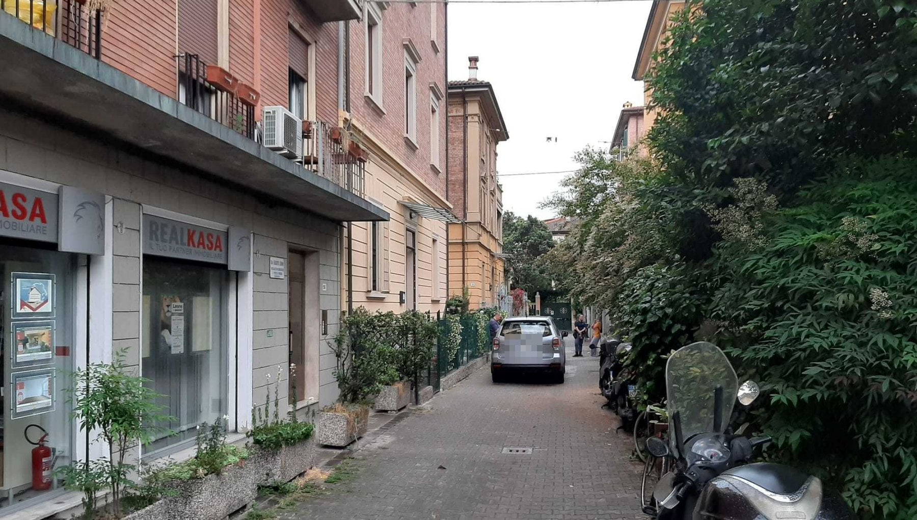 Picchiata e accoltellata al volto: tentato omicidio in via Andrea Costa ...