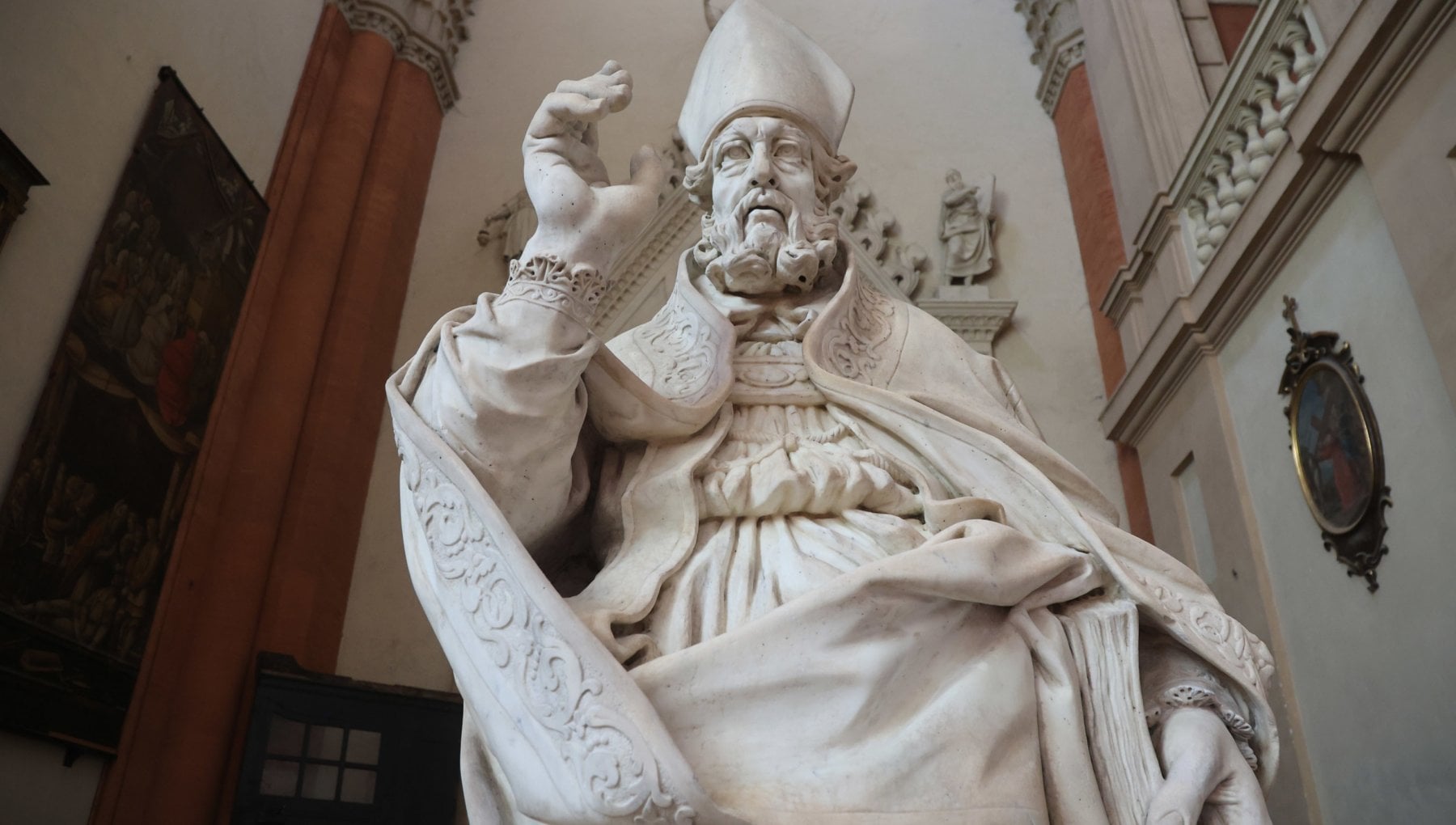 San Petronio splende e sale sul piedistallo. A Natale la chiesa libera ...