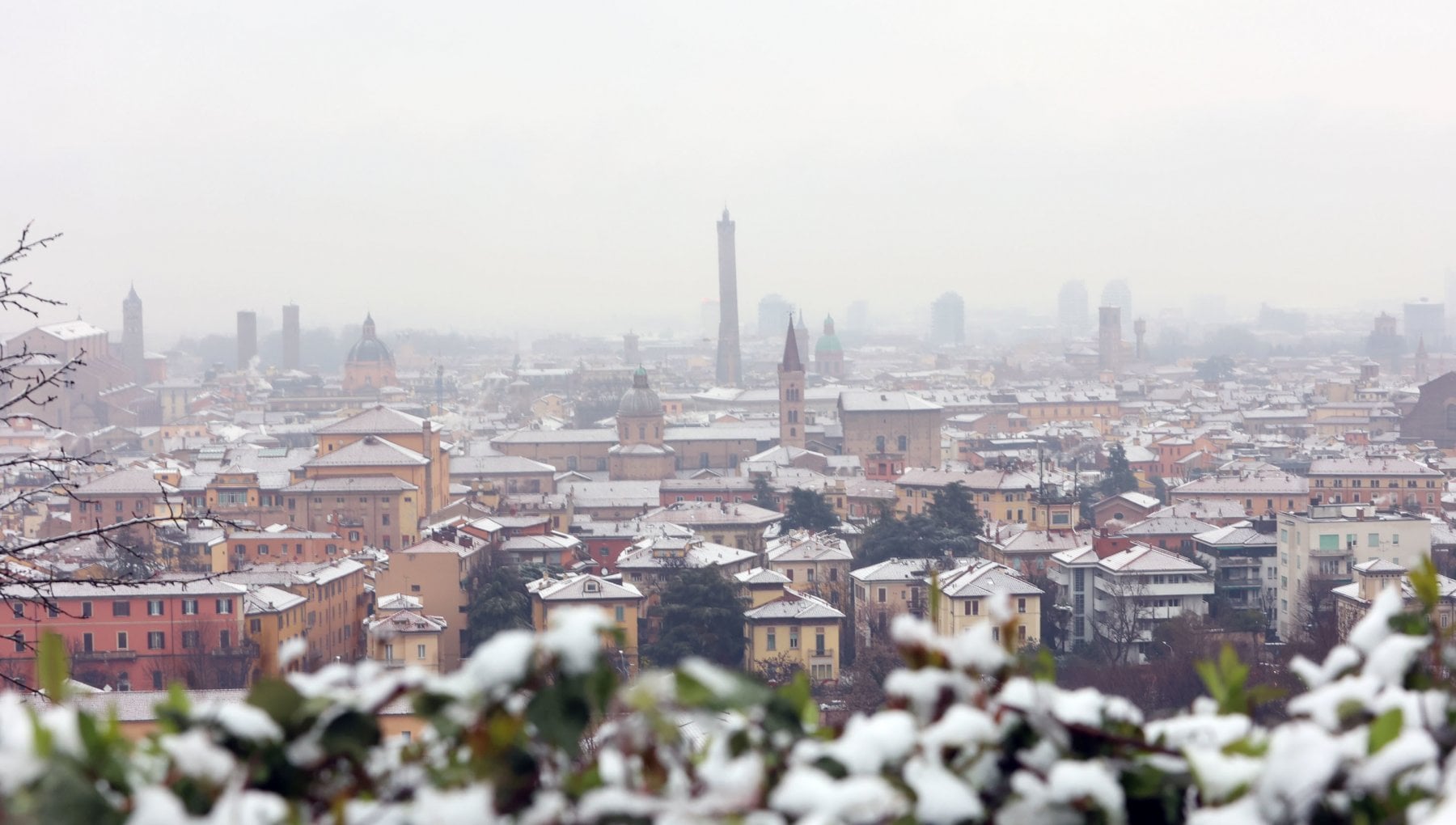 Maltempo, frana lungo la Fondo Valle Savena. La città imbiancata ...