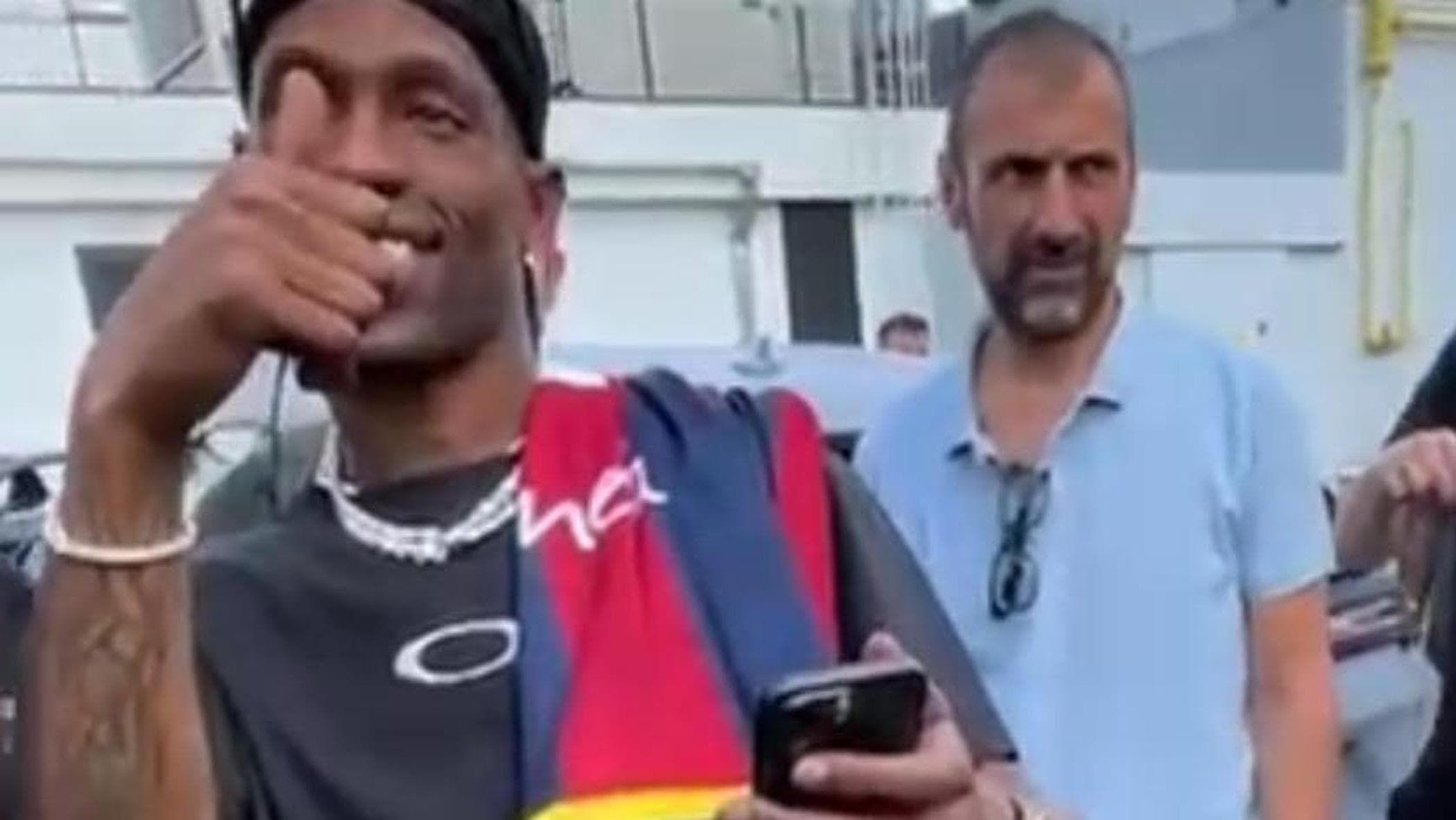 Travis Scott alla Lamborghini con la maglia del Bologna - la Repubblica