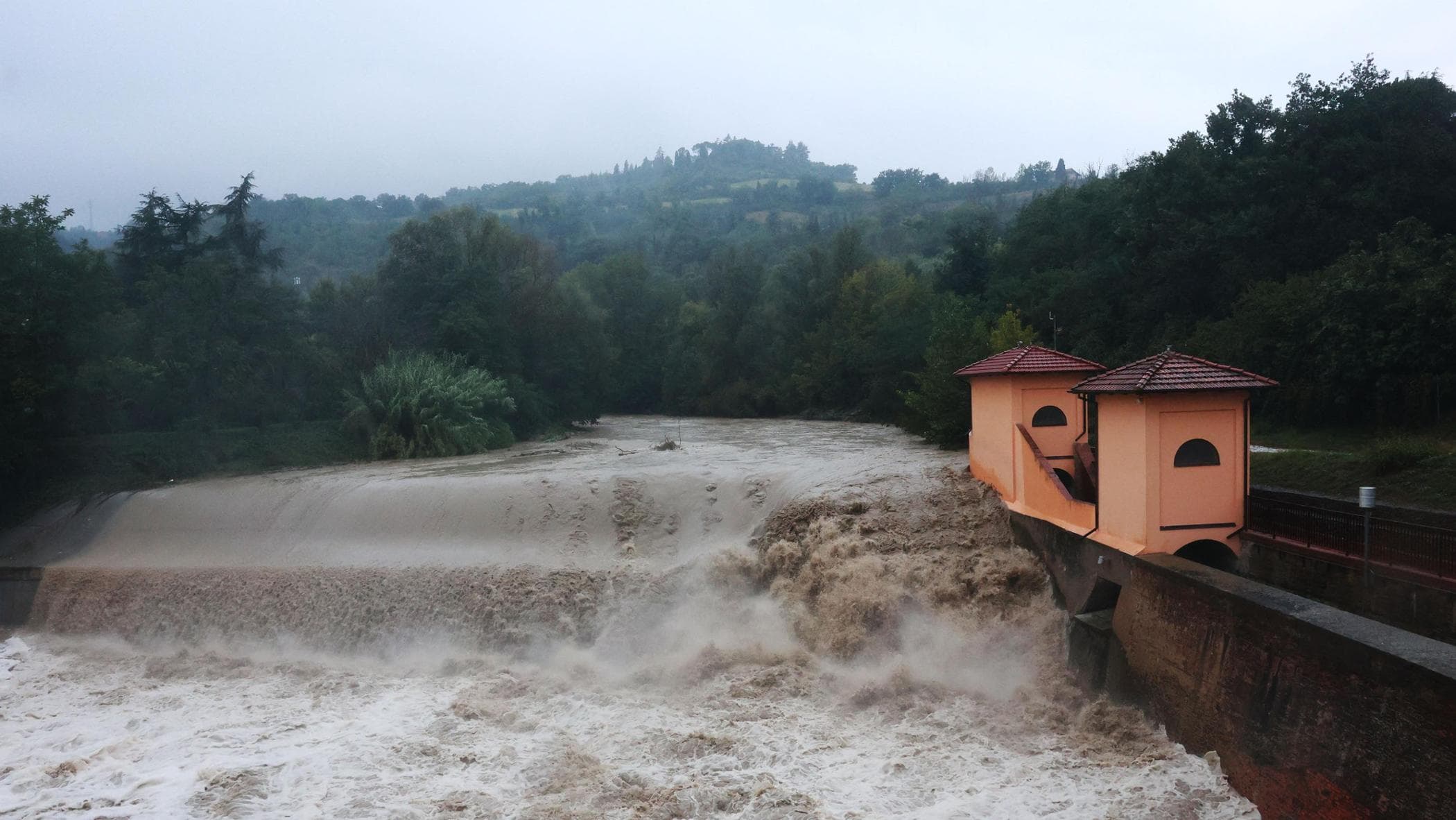 Val di Zena in ginocchio, il Savena ribolle di fango: “Noi in salvo sui ...
