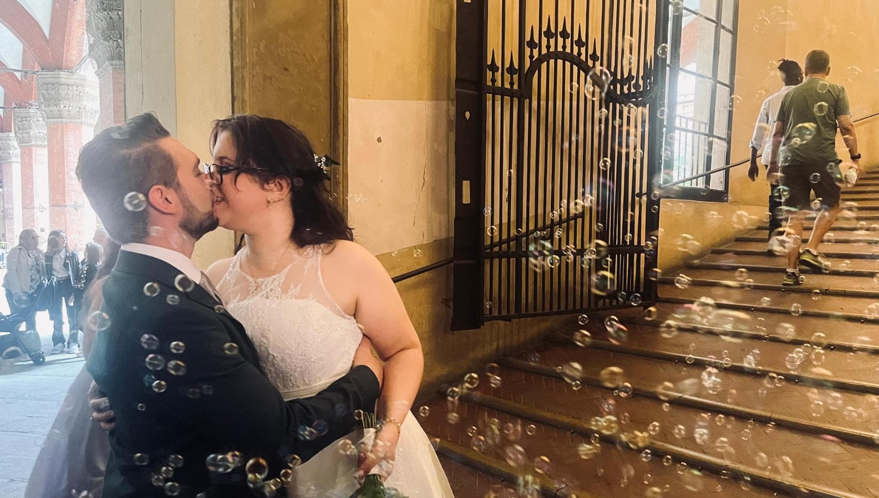 Matrimoni, Giulia e Francesco: “La felicità è una festa in campagna ...