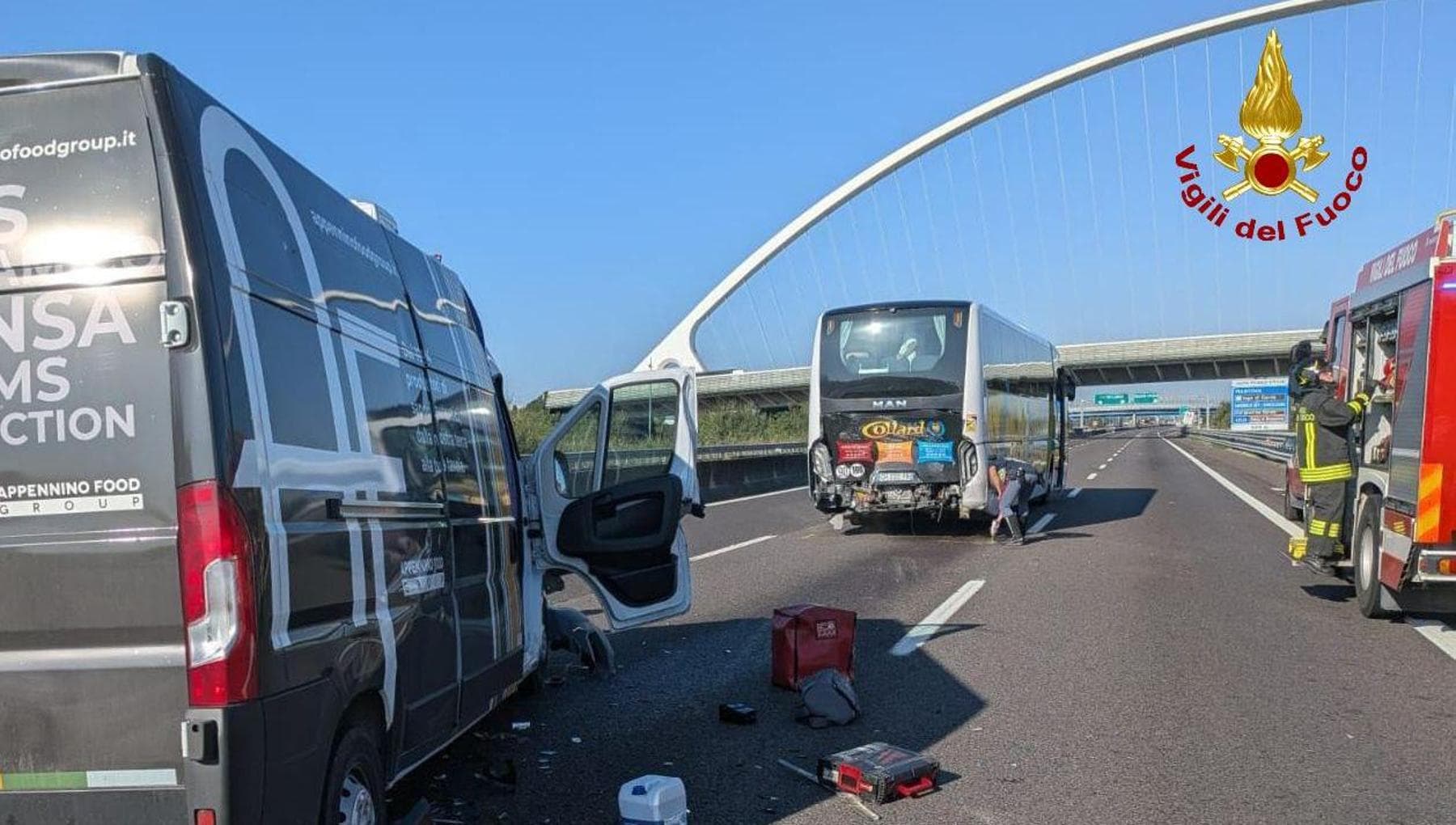 Reggio Emilia, furgone tampona un pullman in A1: muore un bolognese di ...