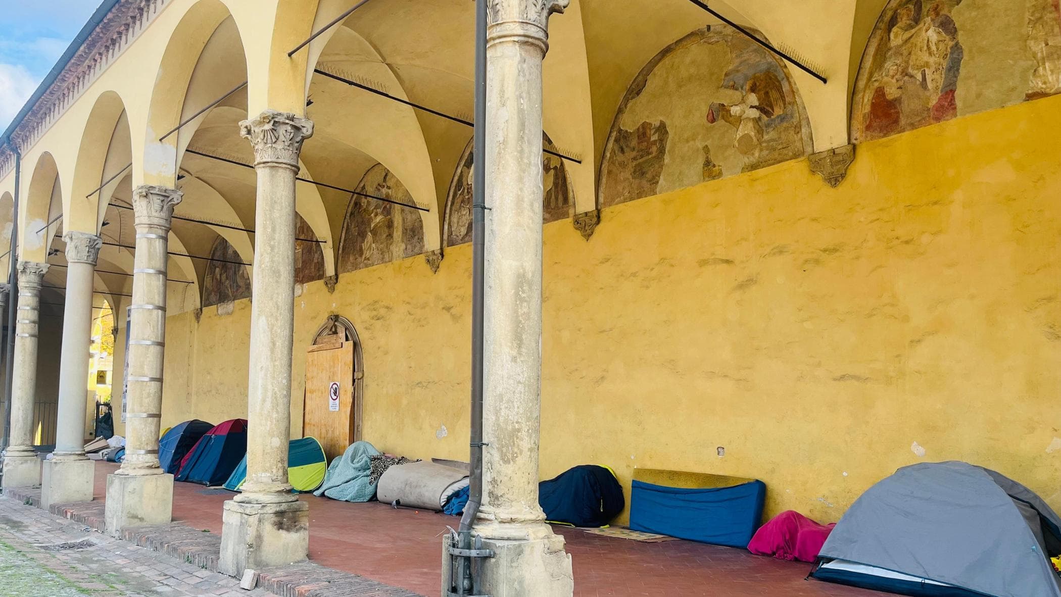 In tenda sotto il portico della chiesa dell’Annunziata. “Un lavoro si ...