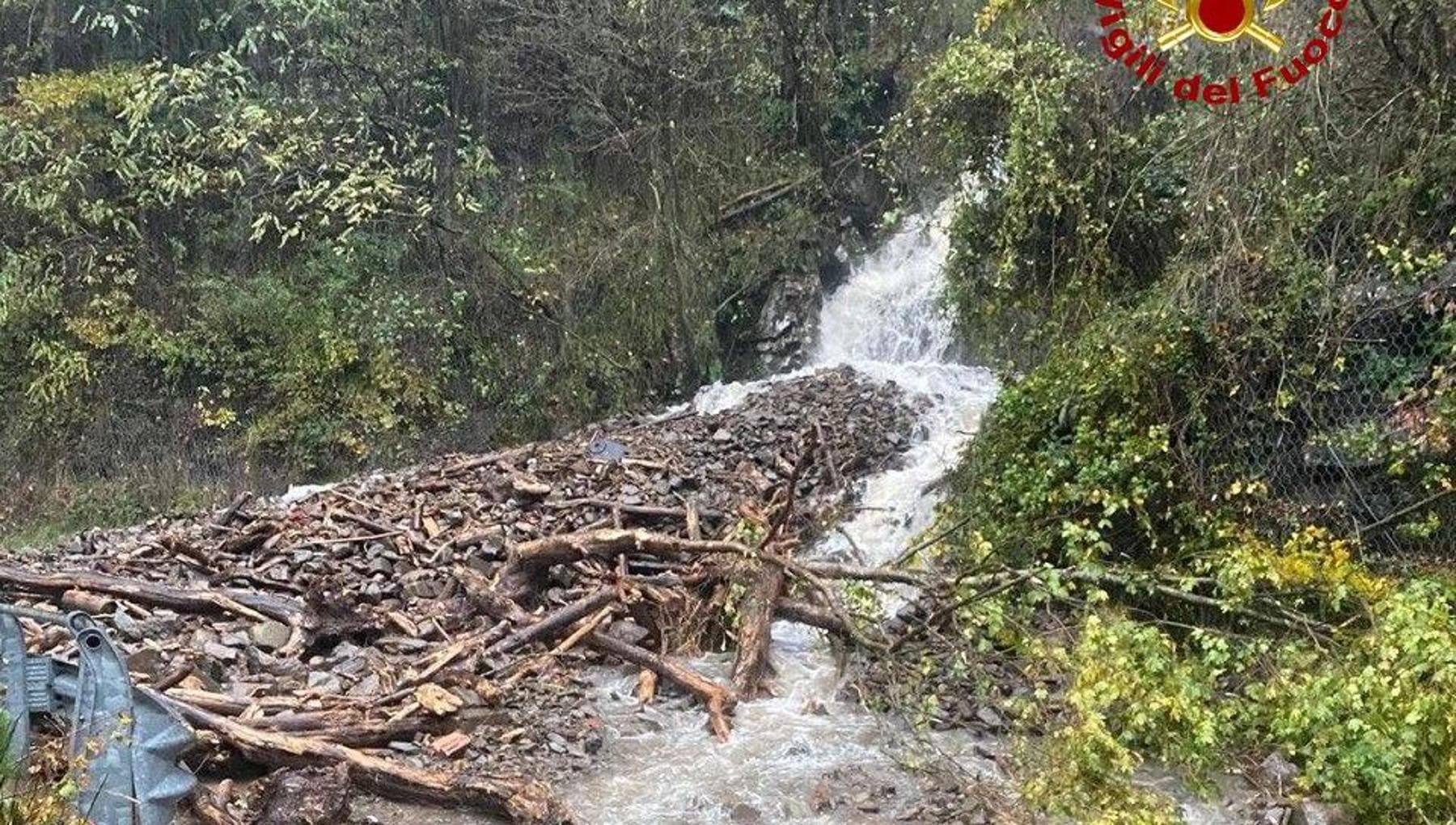 Maltempo da allerta arancione. “Restate lontano dai fiumi”. Frane in ...