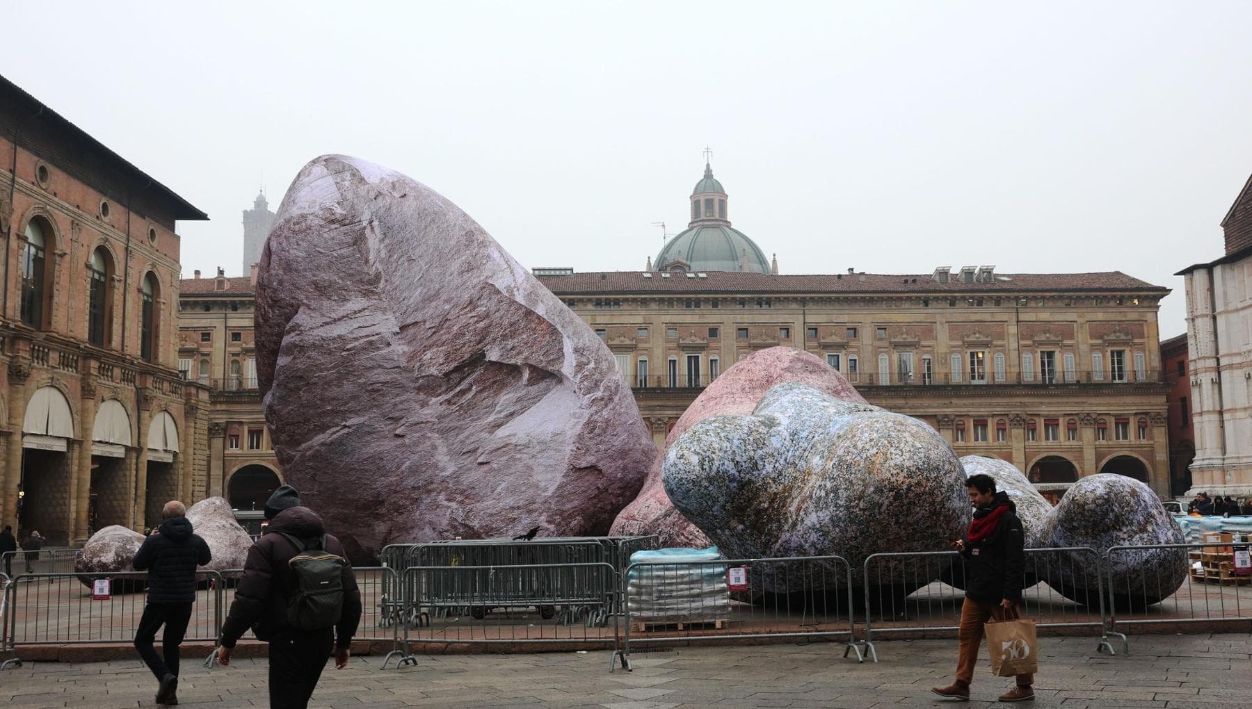 L’arrivo dei megaliti di Iwagumi in piazza Maggiore: selfie fra stupore ...