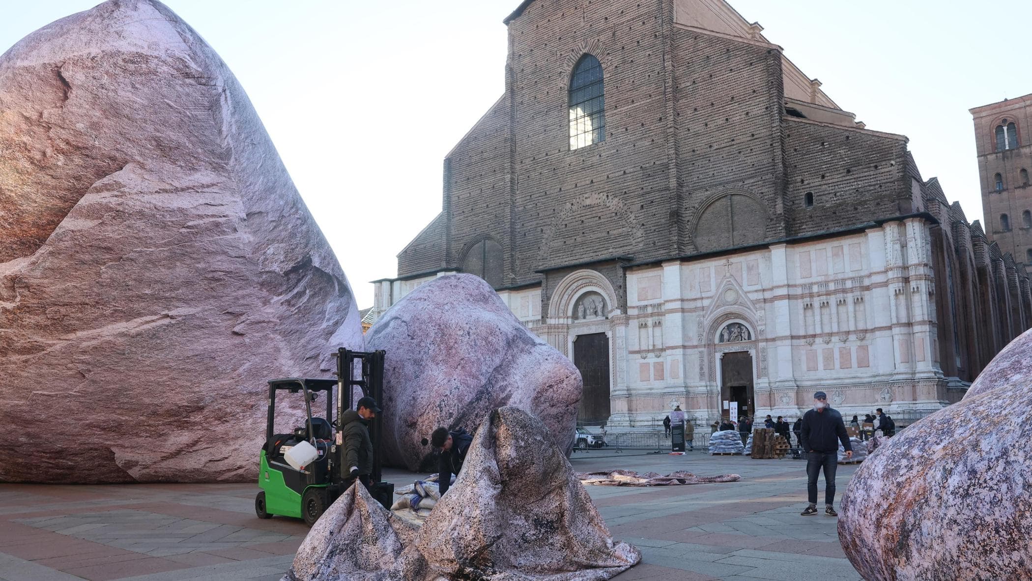 Addio ai megaliti colorati: in piazza Maggiore ora spazio al Vecchione ...