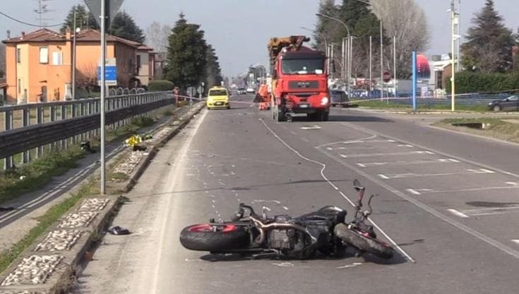 Moto contro un camion sulla Persicetana, morto un giovane di 33 anni ...