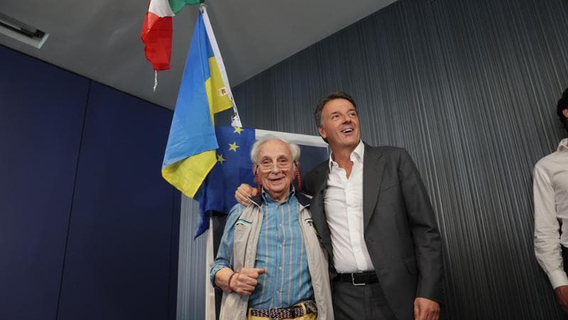 Renzi abbraccia il prof respinto con la bandiera ucraina. E annuncia l ...