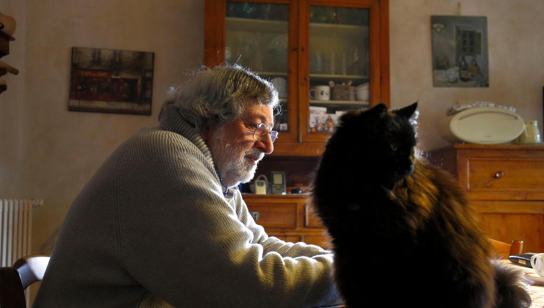 Guccini visita a sorpresa la sua mostra. “Non riesco più a leggere, in ...