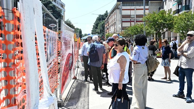 Tram, umarells confusi e pavoni rossi, quando l’arte va in cantiere ...