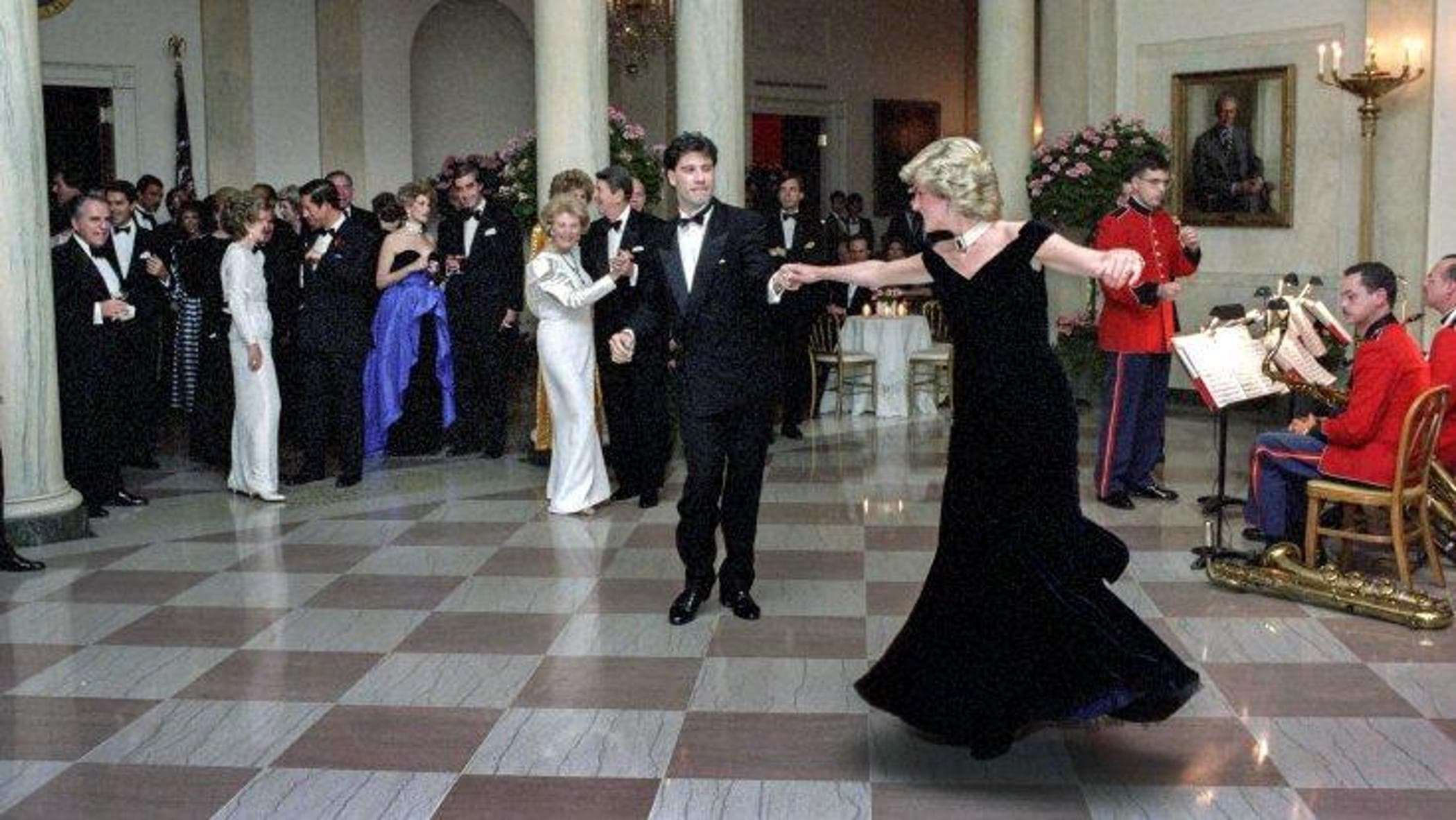 Tanti auguri John Travolta, il divo che ha fatto ballare una ...