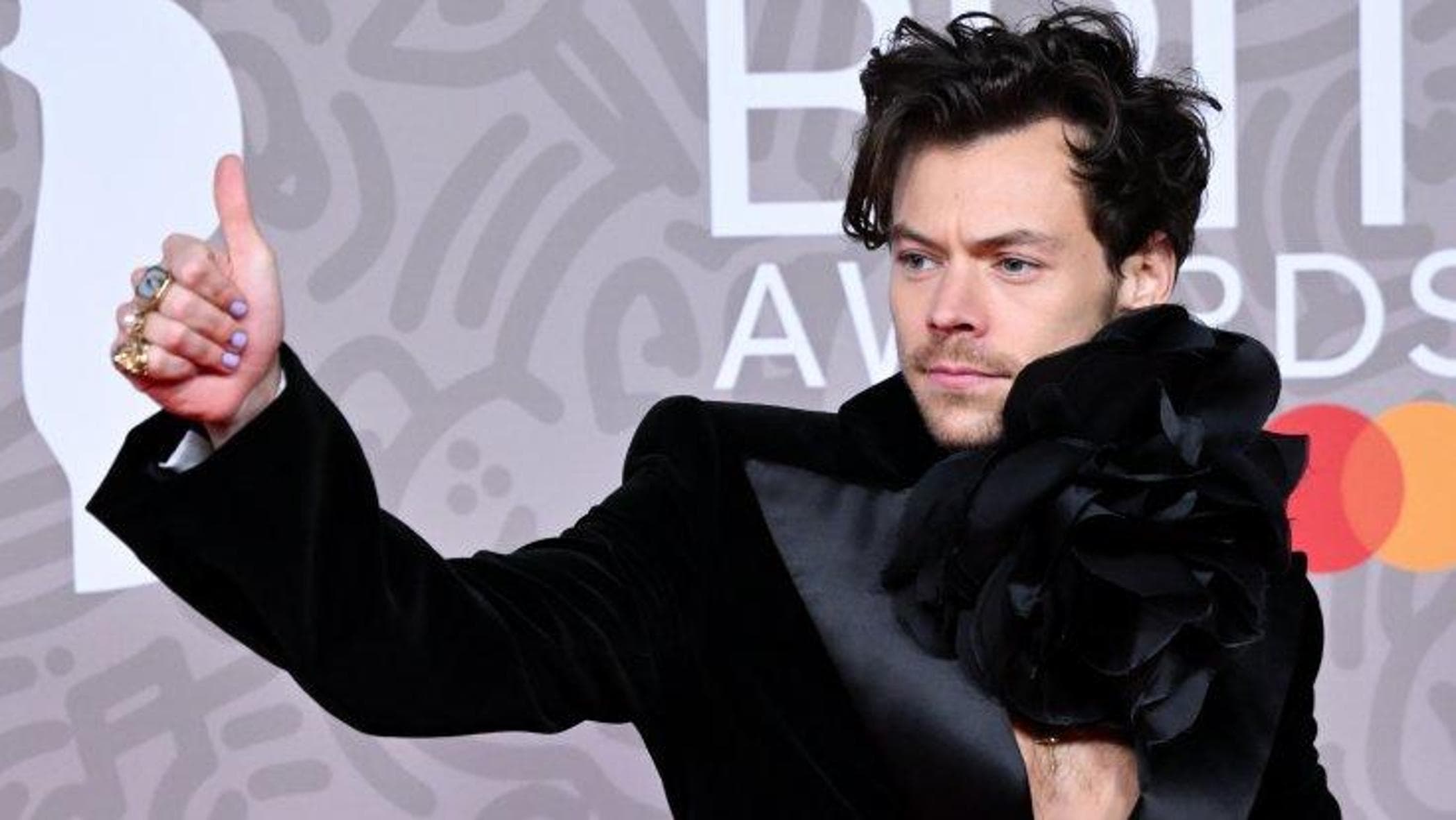 Buon compleanno Harry Styles, 30 anni in dieci look iconici - d la ...