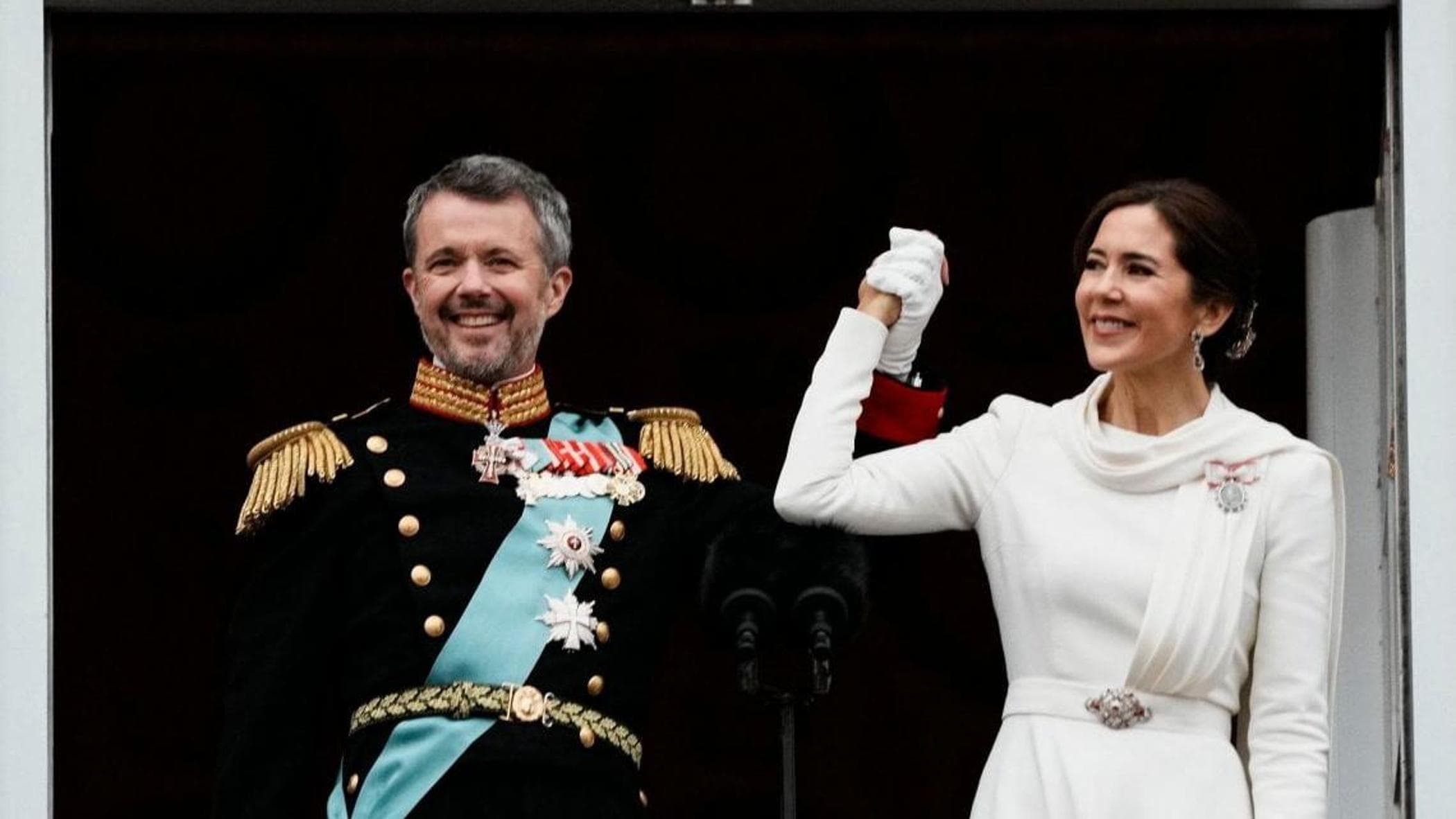 Re Frederik di Danimarca e la regina Mary salutano dal balcone - d la ...