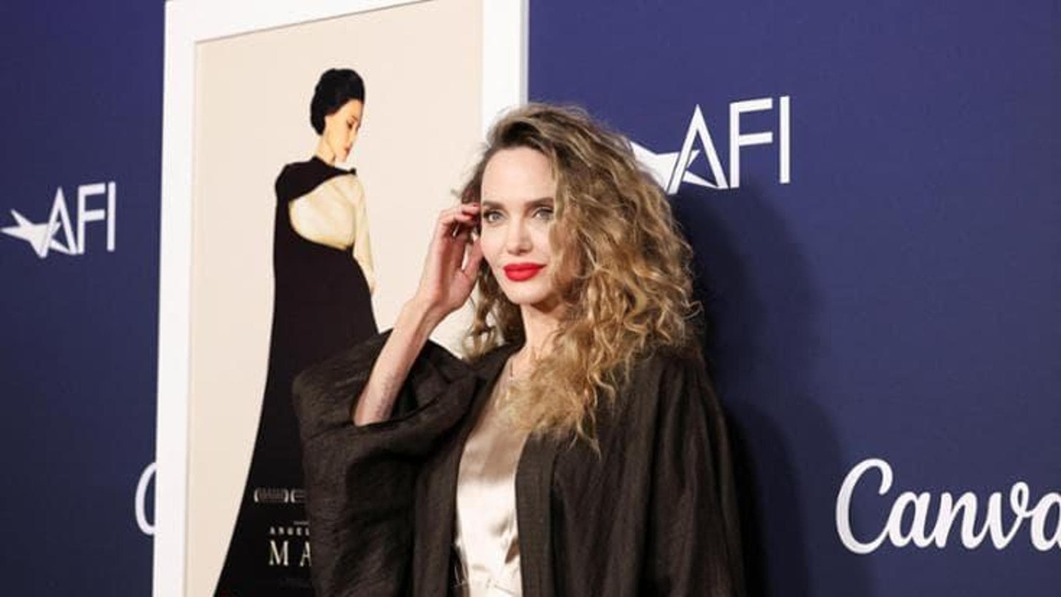 Angelina Jolie si mostra per la prima volta con i capelli ricci - d la ...