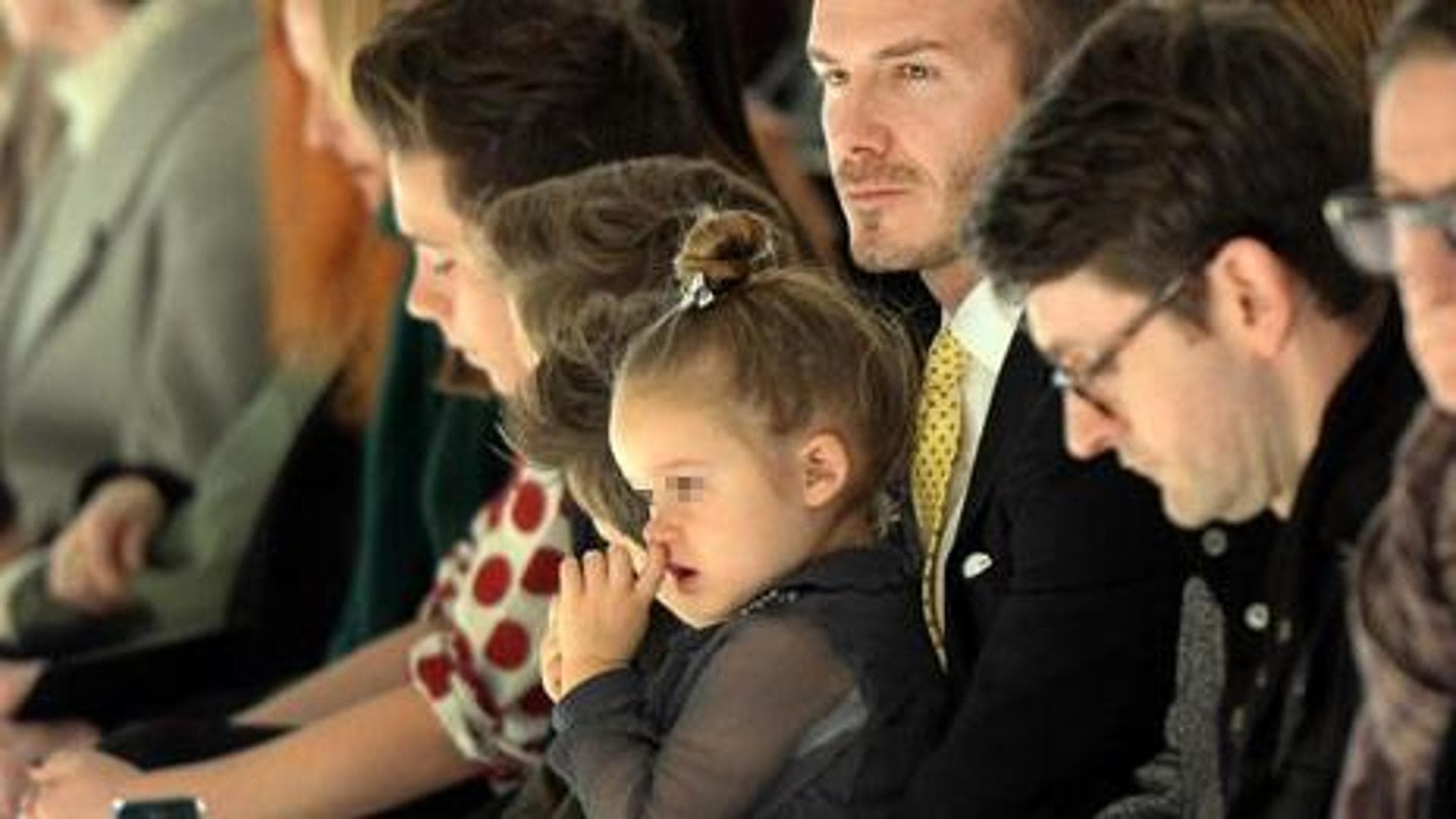 Mamma Victoria sfila e Harper si mette le dita nel naso - d la Repubblica
