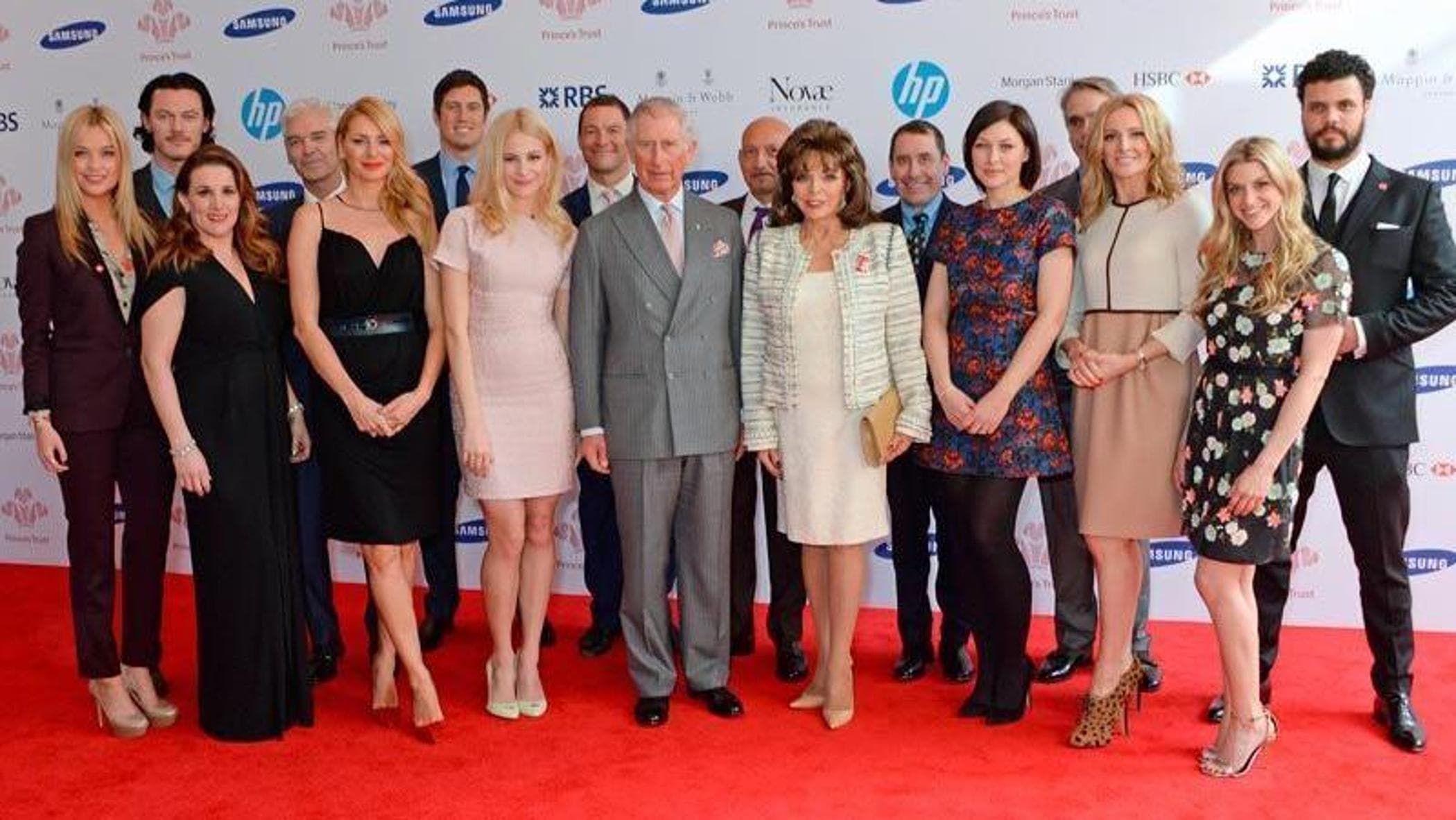 Joan Collins tenta il selfie con Carlo - d la Repubblica