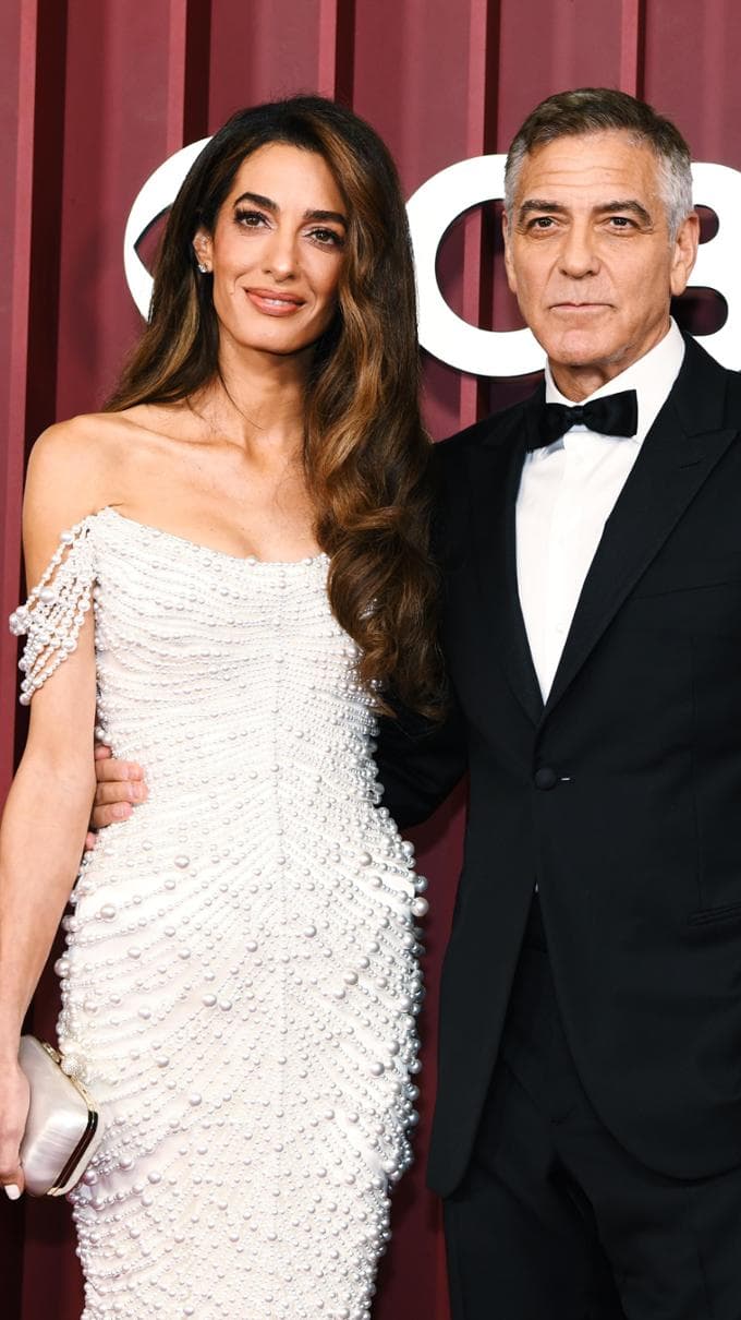 Amal Clooney è stupenda con un abito di perle ai Tony Awards 2025 - d ...