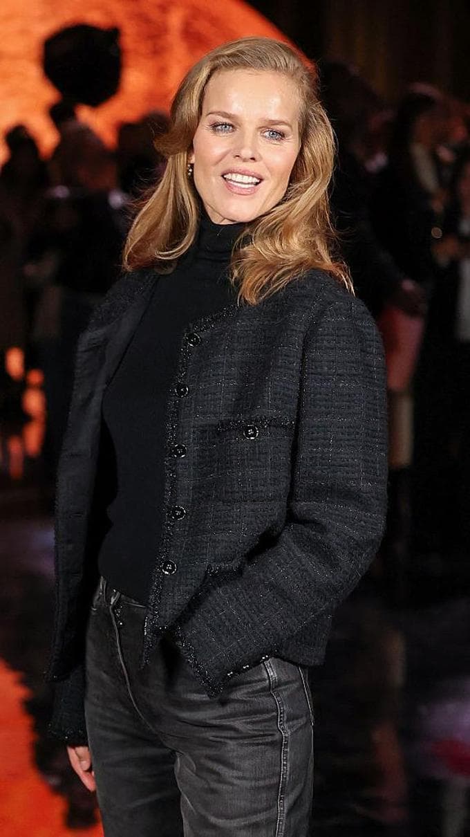 Eva Herzigova a Belve in jeans e blazer, il look casual perfetto a ogni ...