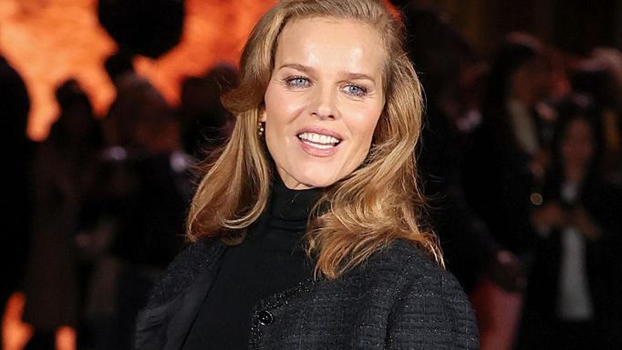 Eva Herzigova a Belve in jeans e blazer, il look casual perfetto a ogni ...