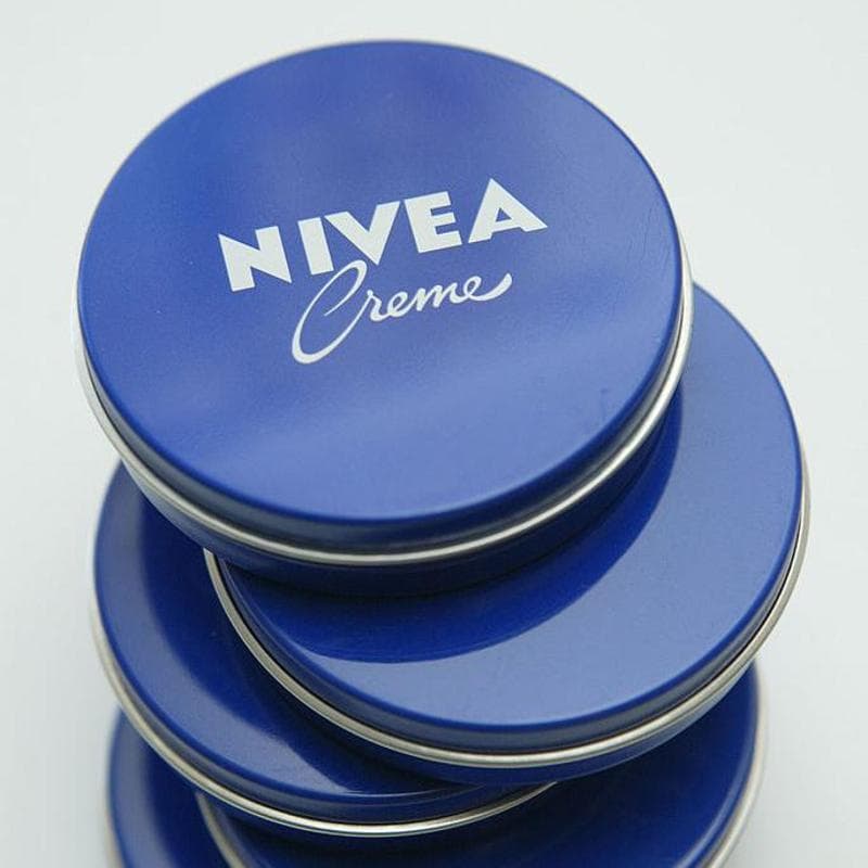 100 anni della latta blu di Nivea, un'icona che ha cambiato la skincare ...