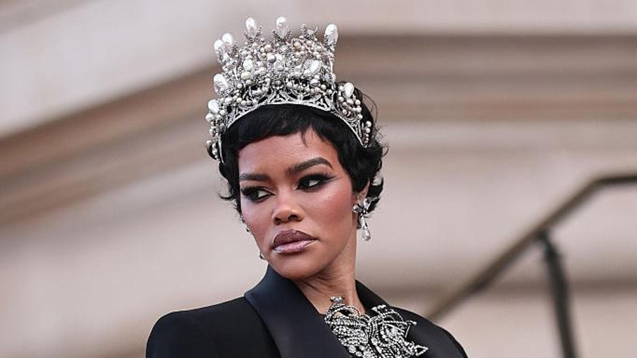 La tiara replica di quella rubata al Louvre indossata da Teyana Taylor ...