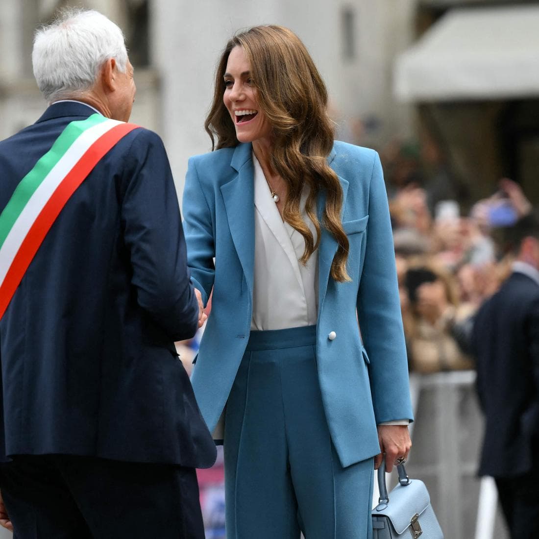 Kate: l’arrivo al Municipio con il look che rende omaggio all’Italia ...