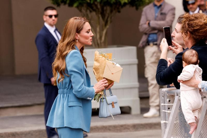 Kate: l’arrivo al Municipio con il look che rende omaggio all’Italia ...