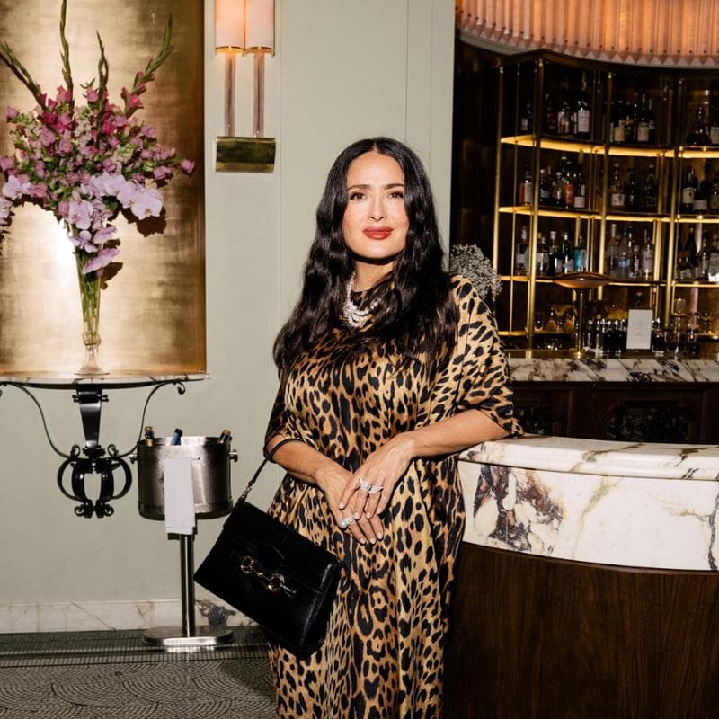 Caftano estate 2026, quello leopardato di Salma Hayek è un must have ...