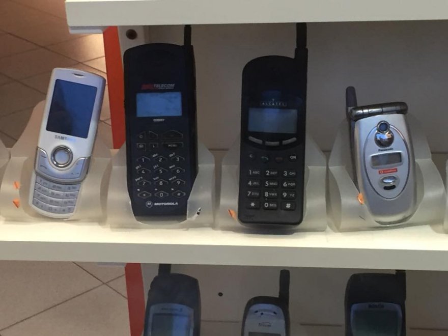 Dal Motorola ai primi Nokia, la storia del cellulare è in vetrina - la ...