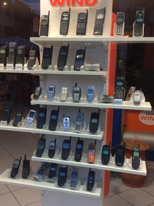 Dal Motorola ai primi Nokia, la storia del cellulare è in vetrina - la ...
