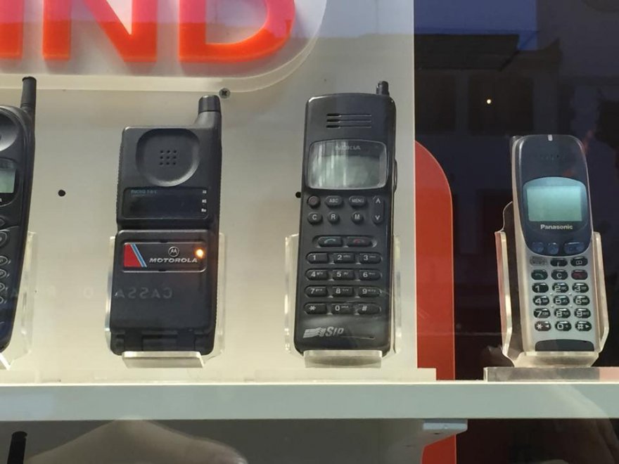 Dal Motorola ai primi Nokia, la storia del cellulare è in vetrina - la ...